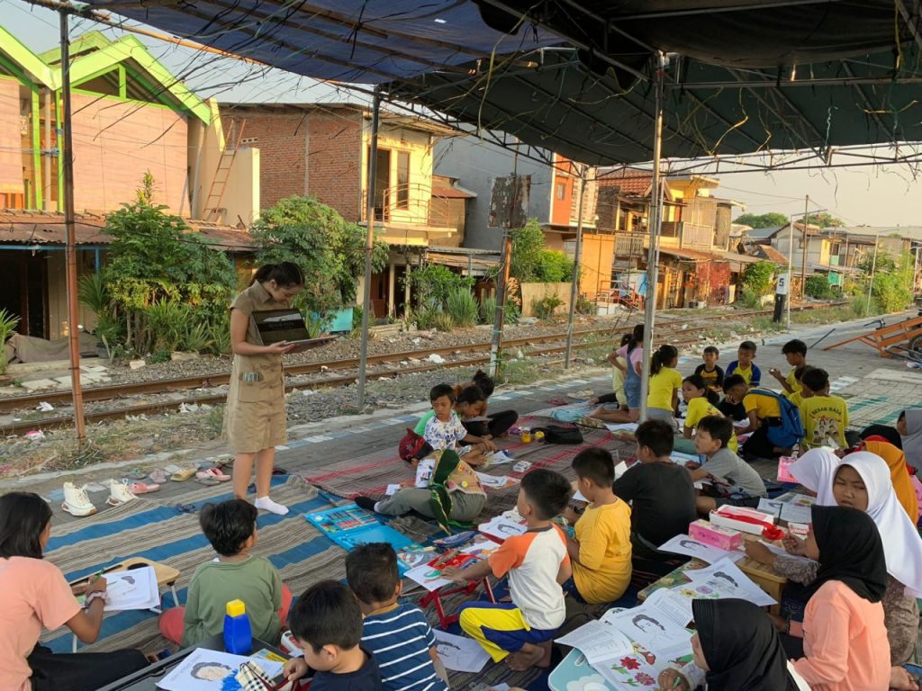 Vannesa Ajak Anak-anak Bantaran Rel KA Belajar Bersama Mengenal Para ...