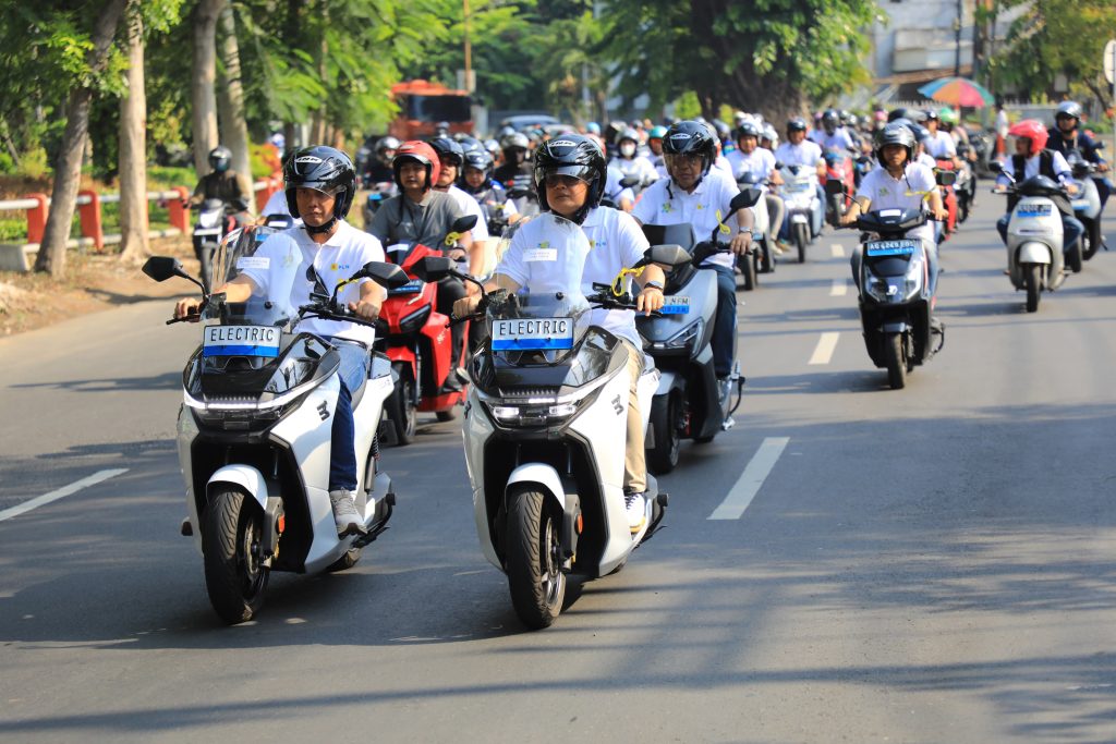 Pj. Gubernur Jatim Konvoi Motor Listrik Bareng PLN Wujudkan Jatim Ramah ...