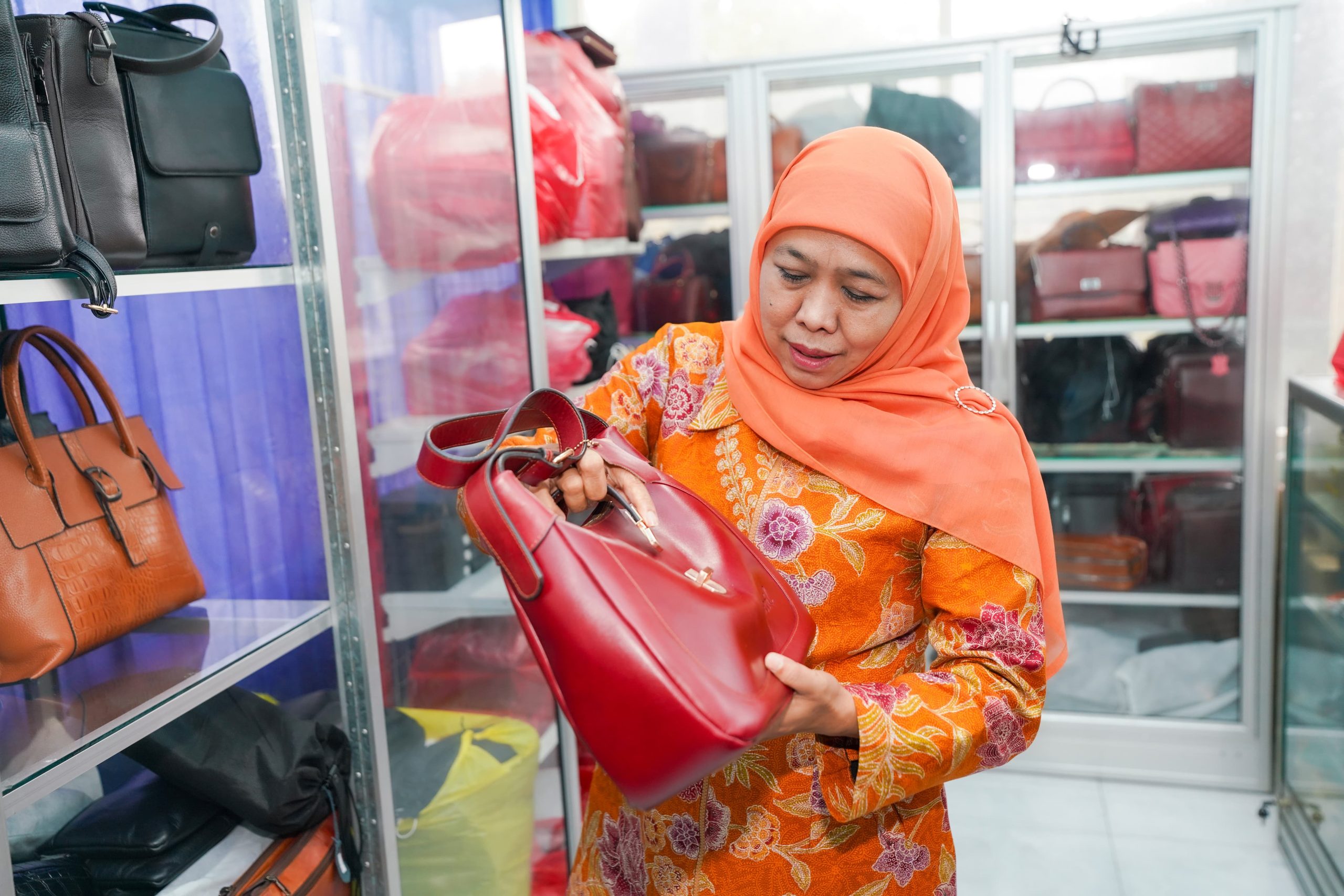 Khofifah Kunjungi Sentra Produksi Tas Kulit di Tulangan Sidoarjo, Dorong Peningkatan Akses Pasar ...