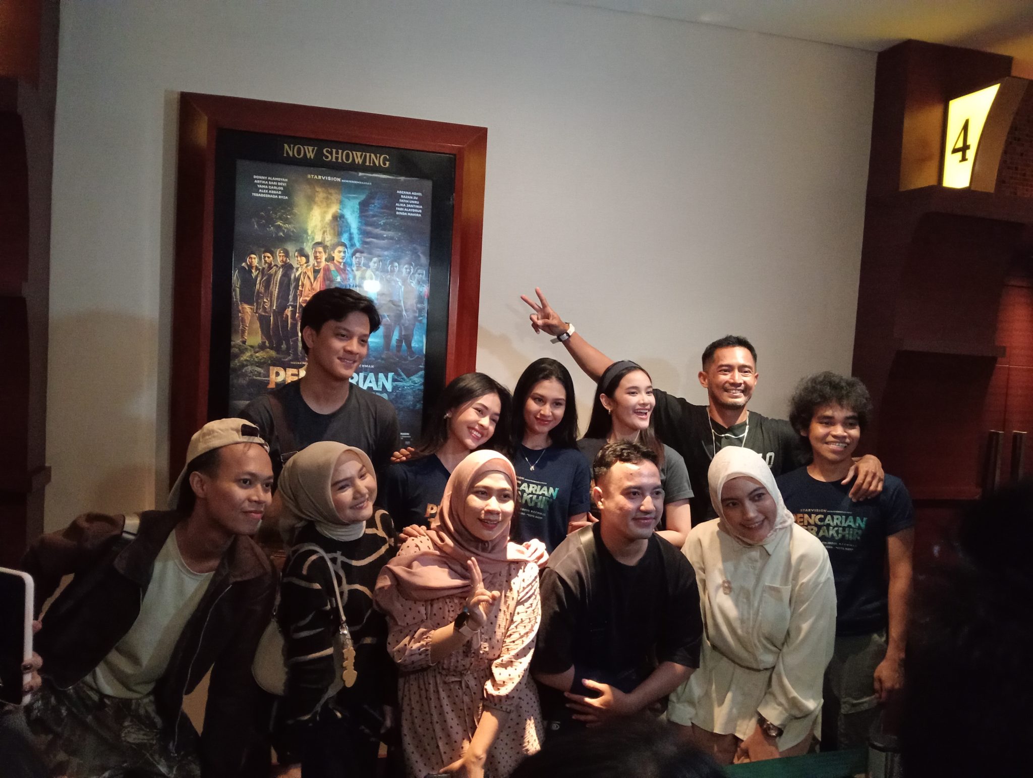 Pemeran Film Pencarian Terakhir Sapa Penggemar di Royal Plaza Surabaya - Harian Surabaya